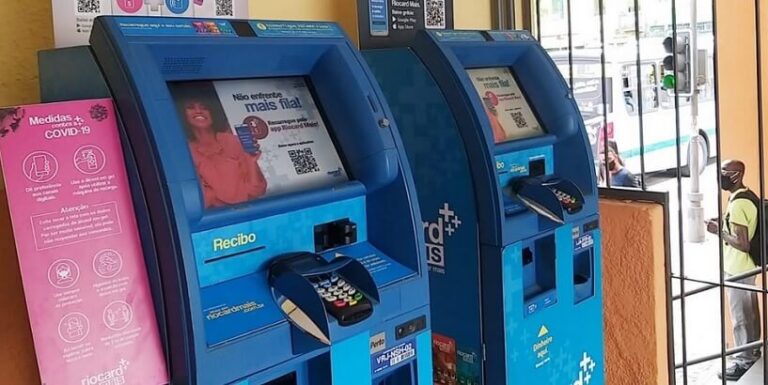 Nova máquina de autoatendimento para a recarga dos cartões de passagem ...